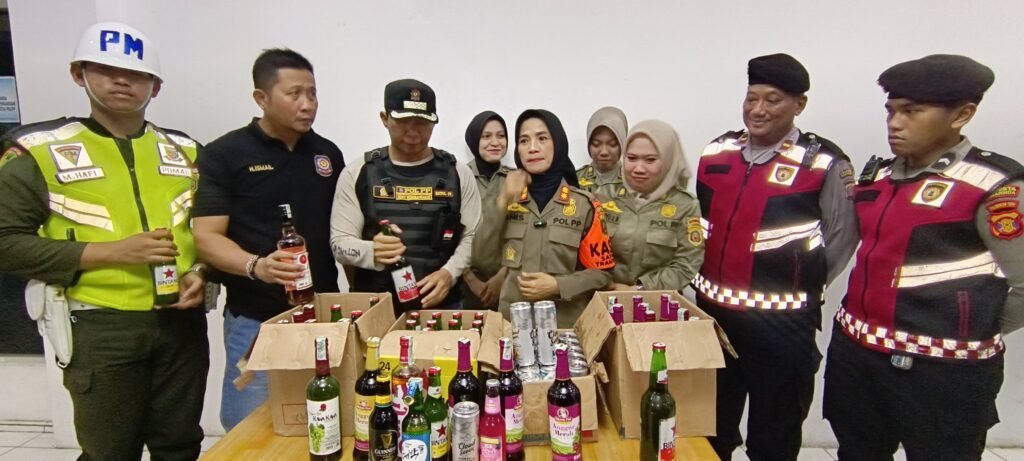 Satpol PP Samarinda Gerebek Warung dan Rumah Biliar, Ratusan Botol Miras Disita - Persepsi News